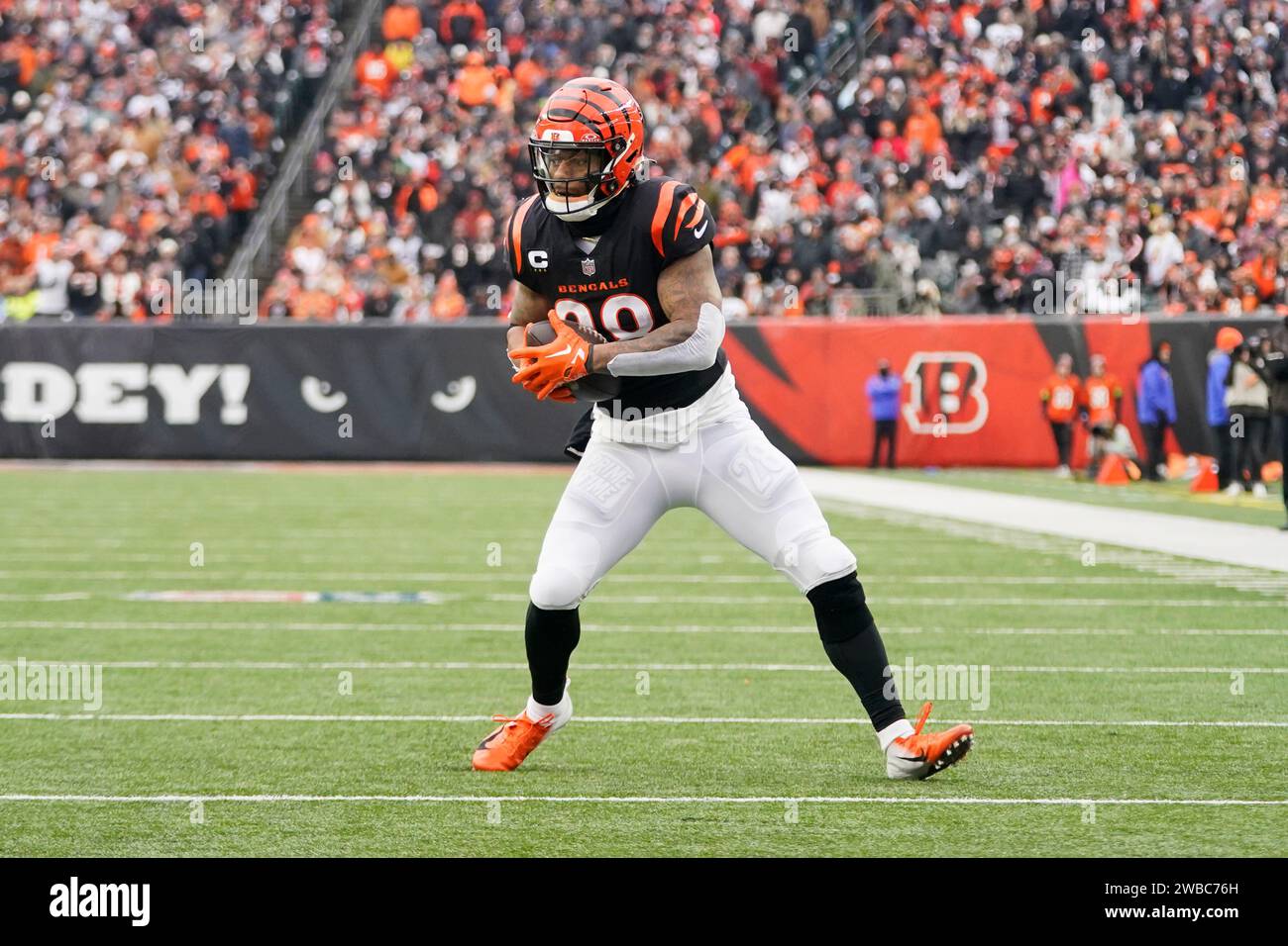 Cincinnati Bengals running back Joe Mixon (28) catches a pass and runs ...