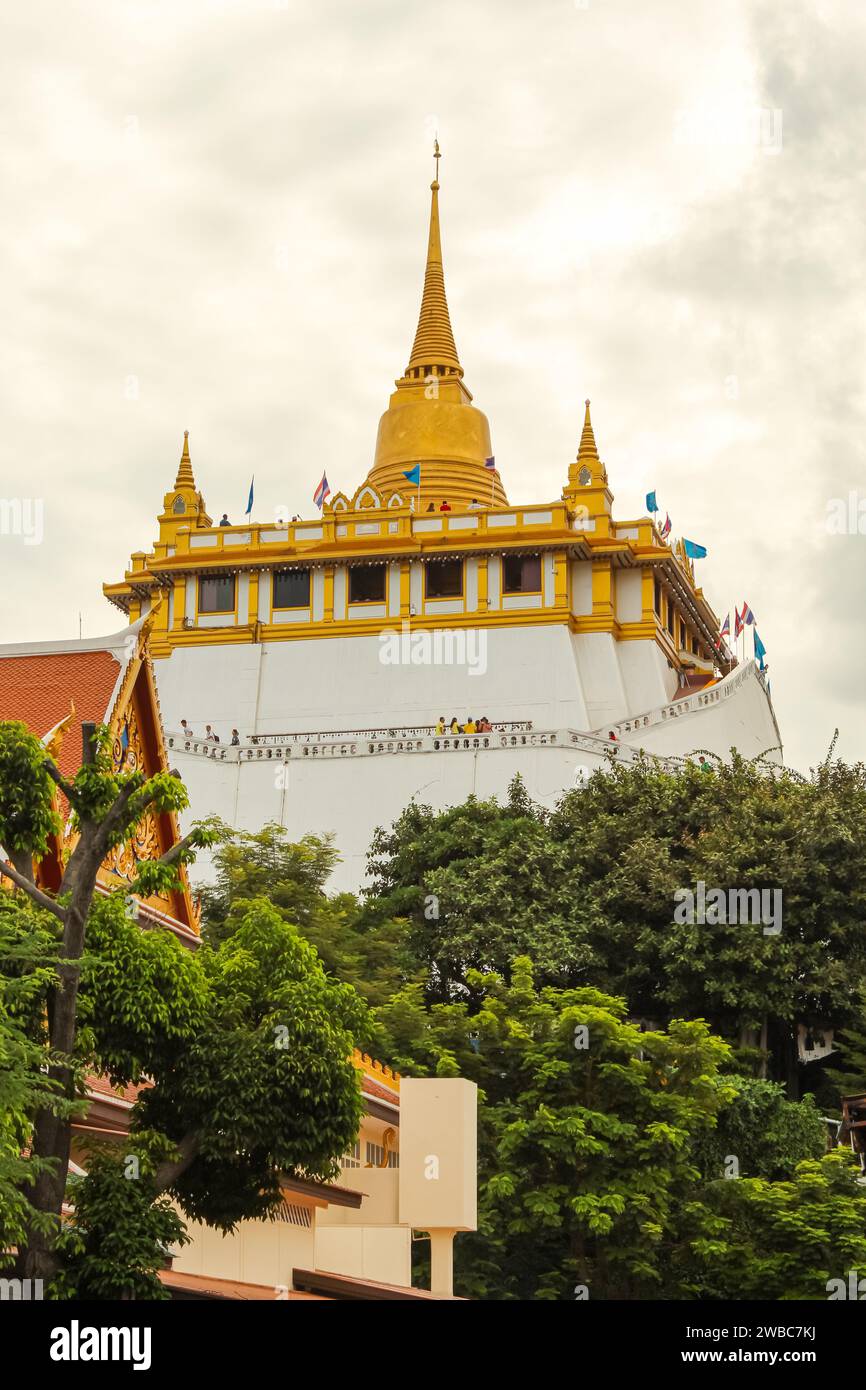 Golden Mountain Majesty: Saket Temple, Bangkok - A Breathtaking View ...