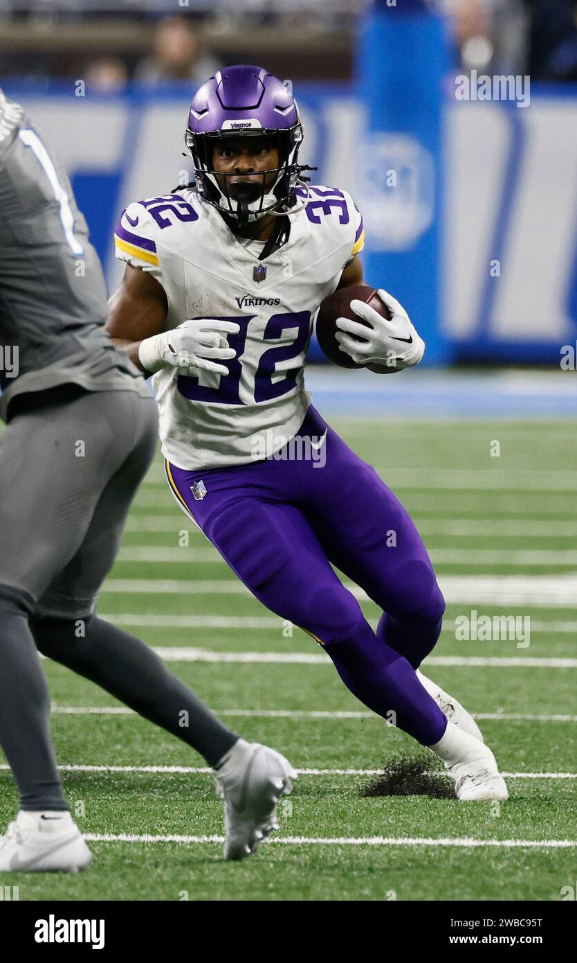 Minnesota Vikings running back Ty Chandler (32) carries the ball ...