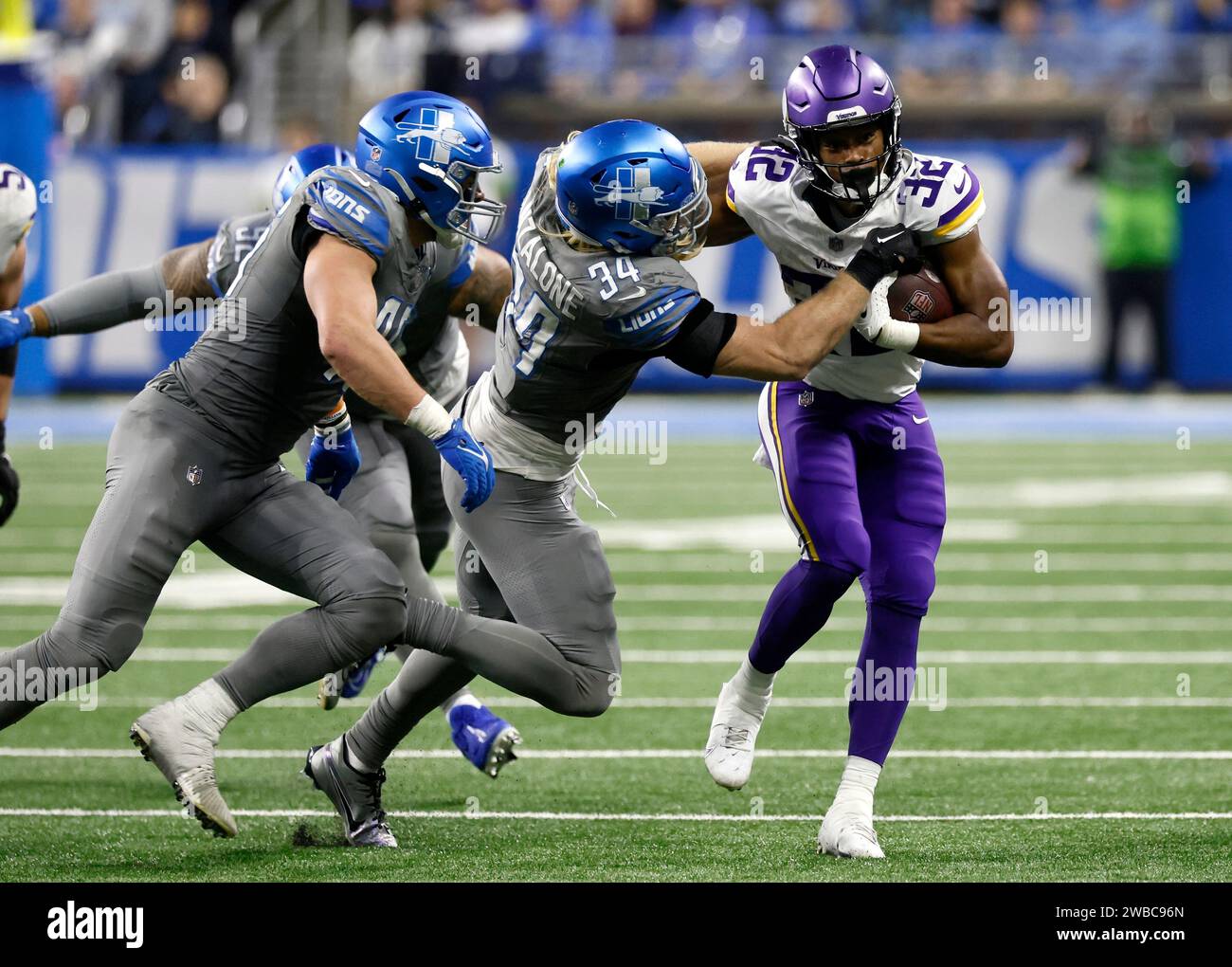 Minnesota Vikings running back Ty Chandler (32) carries the ball ...
