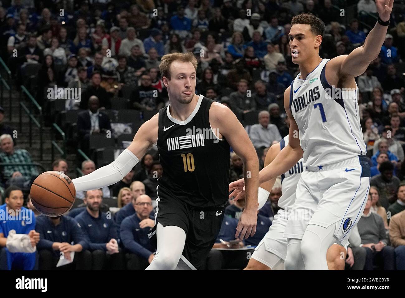 Memphis Grizzlies guard Luke Kennard (10) drives against Dallas ...