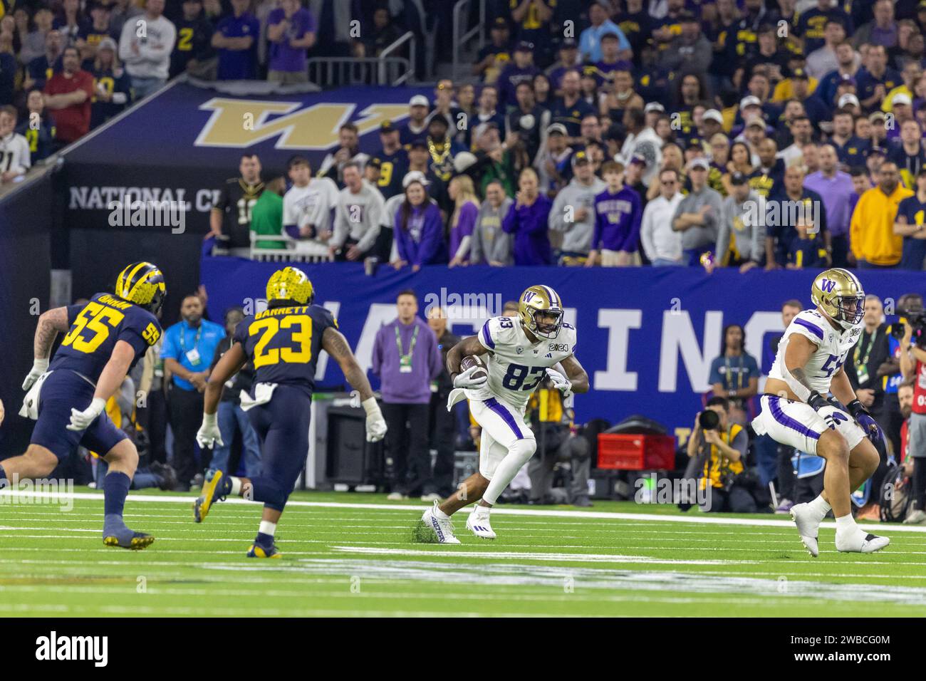 Washington Huskies tight end Devin Culp (83) runs after the catch ...
