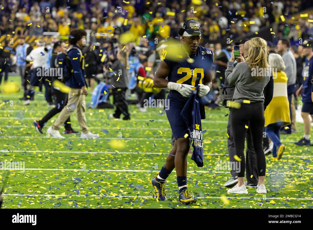 Michigan Wolverines running back Kalel Mullings (20) runs through the ...