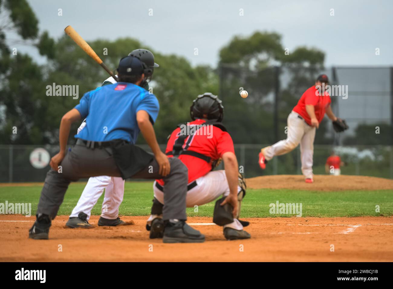 Baseball player ready catch ball hi-res stock photography and images ...