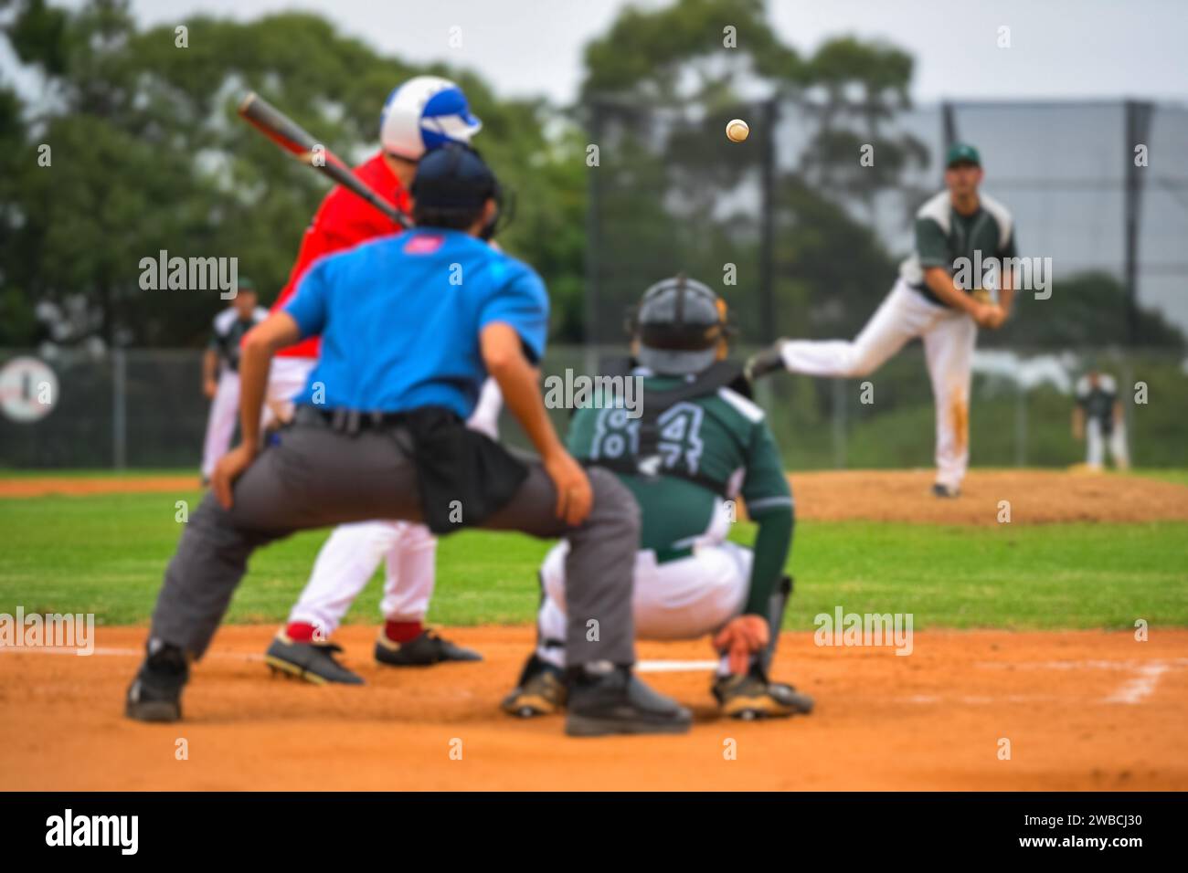 Baseball player ready catch ball hi-res stock photography and images ...