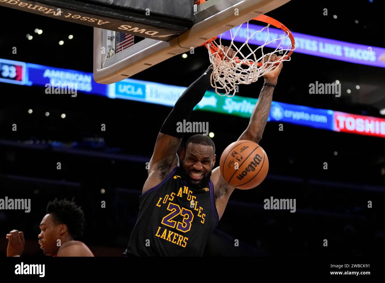 Los Angeles Lakers forward LeBron James (23) dunks during the second ...