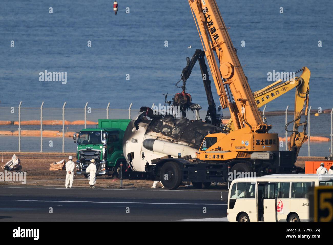 JAL's Airbus A350-900 (JL516 from Sapporo Shin-Chitose to Haneda, reg ...