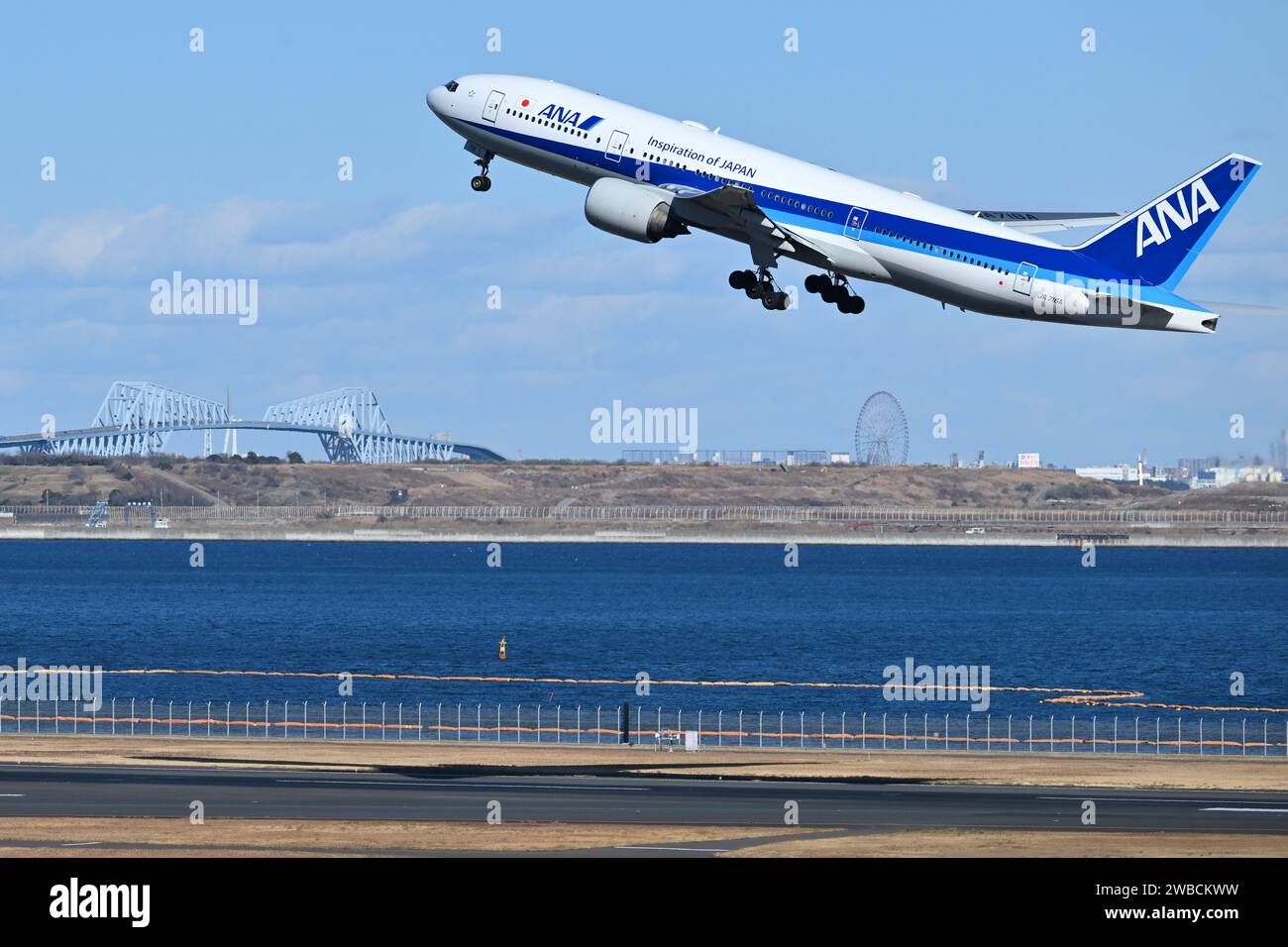 Boeing 777-200ER (reg. JA716A) of ANA flight NH63 to Sapporo New ...