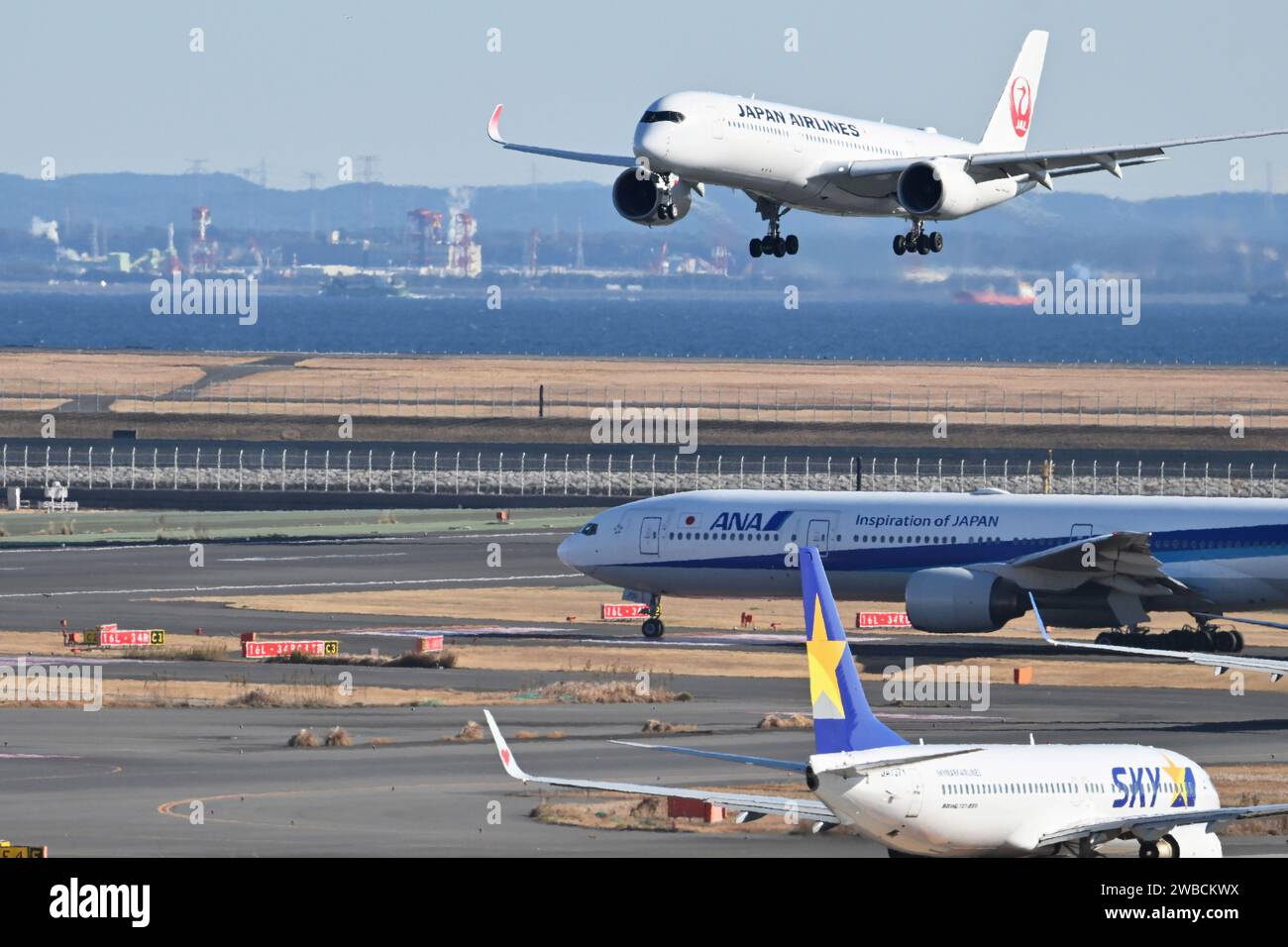 Airbus A350-900 (reg. JA05XJ) of JAL flight JL506 from Sapporo New ...