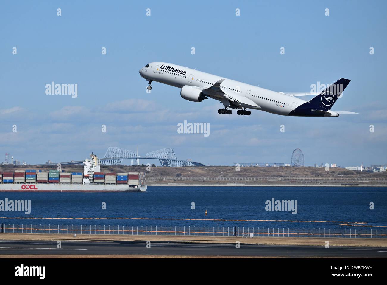Airbus A350-900 (reg. D-AIXC) of Lufthansa flight LH715 to Munich ...