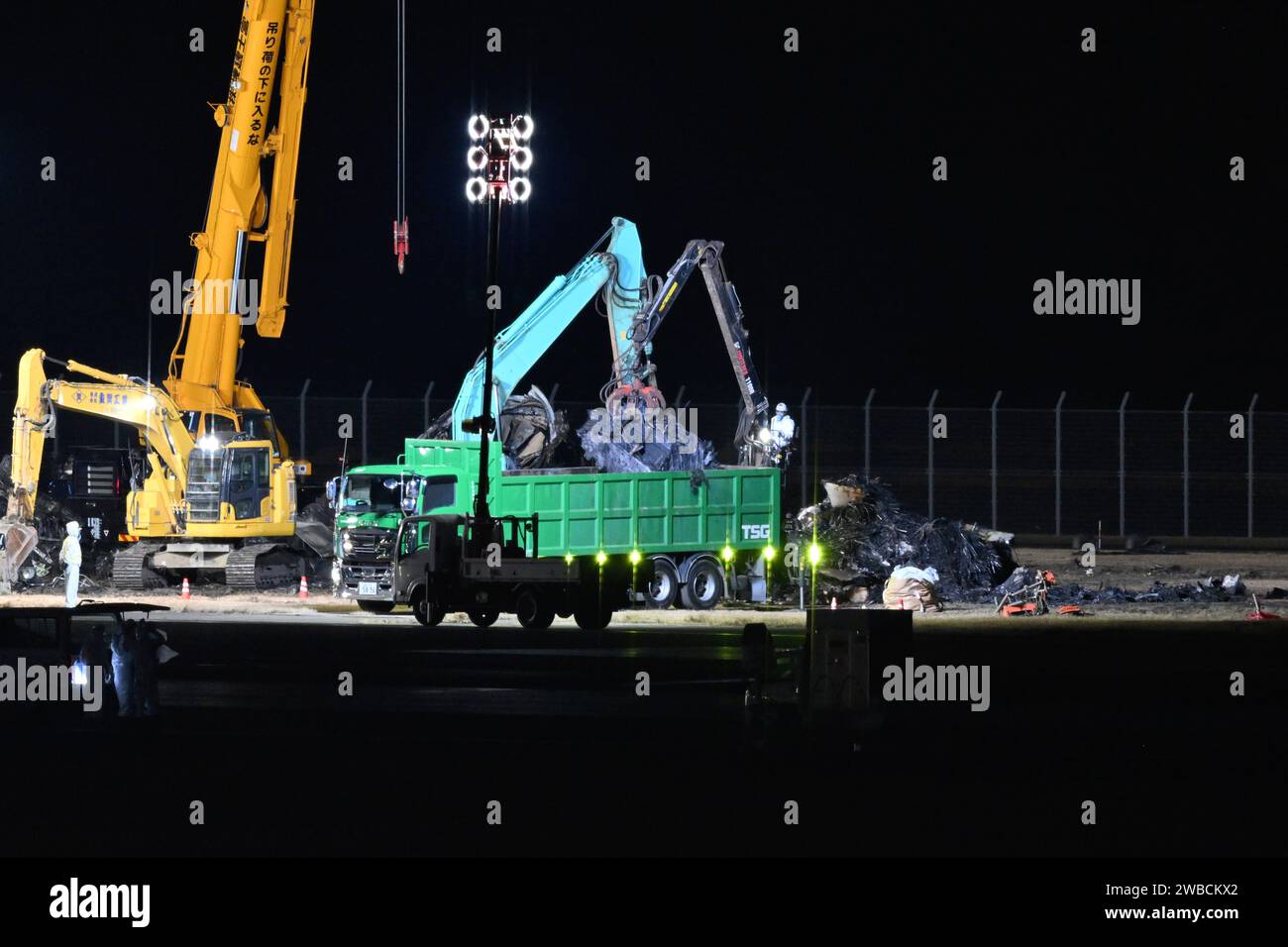 JAL's Airbus A350-900 (JL516 from Sapporo Shin-Chitose to Haneda, reg. JA13XJ) fuselage being ...