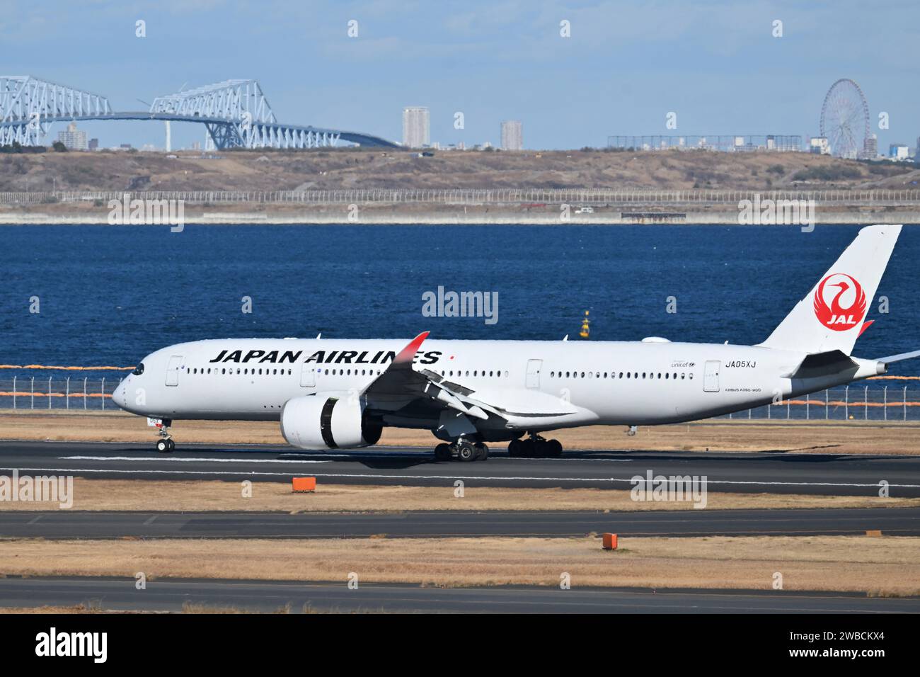 Airbus A350-900 (reg. JA05XJ) of JAL flight JL506 from Sapporo New ...