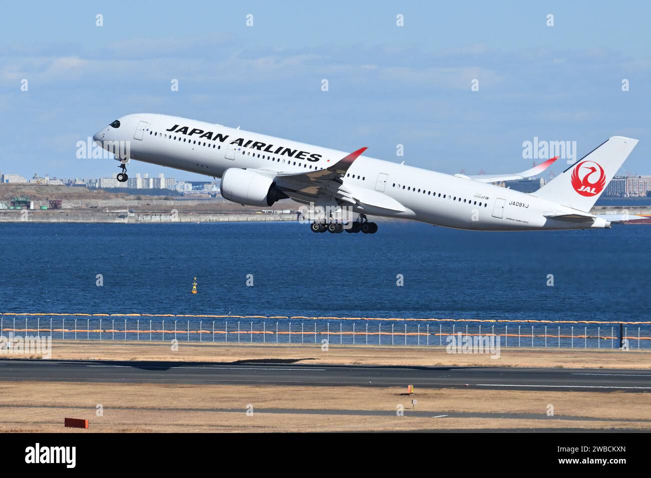 Airbus A350-900 (reg. JA09XJ) of JAL flight JL513 to Sapporo New ...