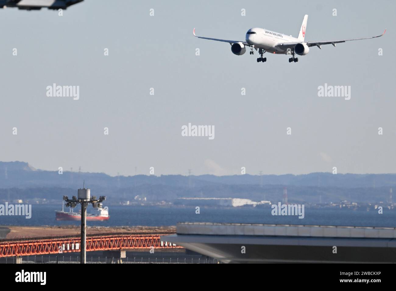 Airbus A350-900 (reg. JA05XJ) of JAL flight JL506 from Sapporo New ...