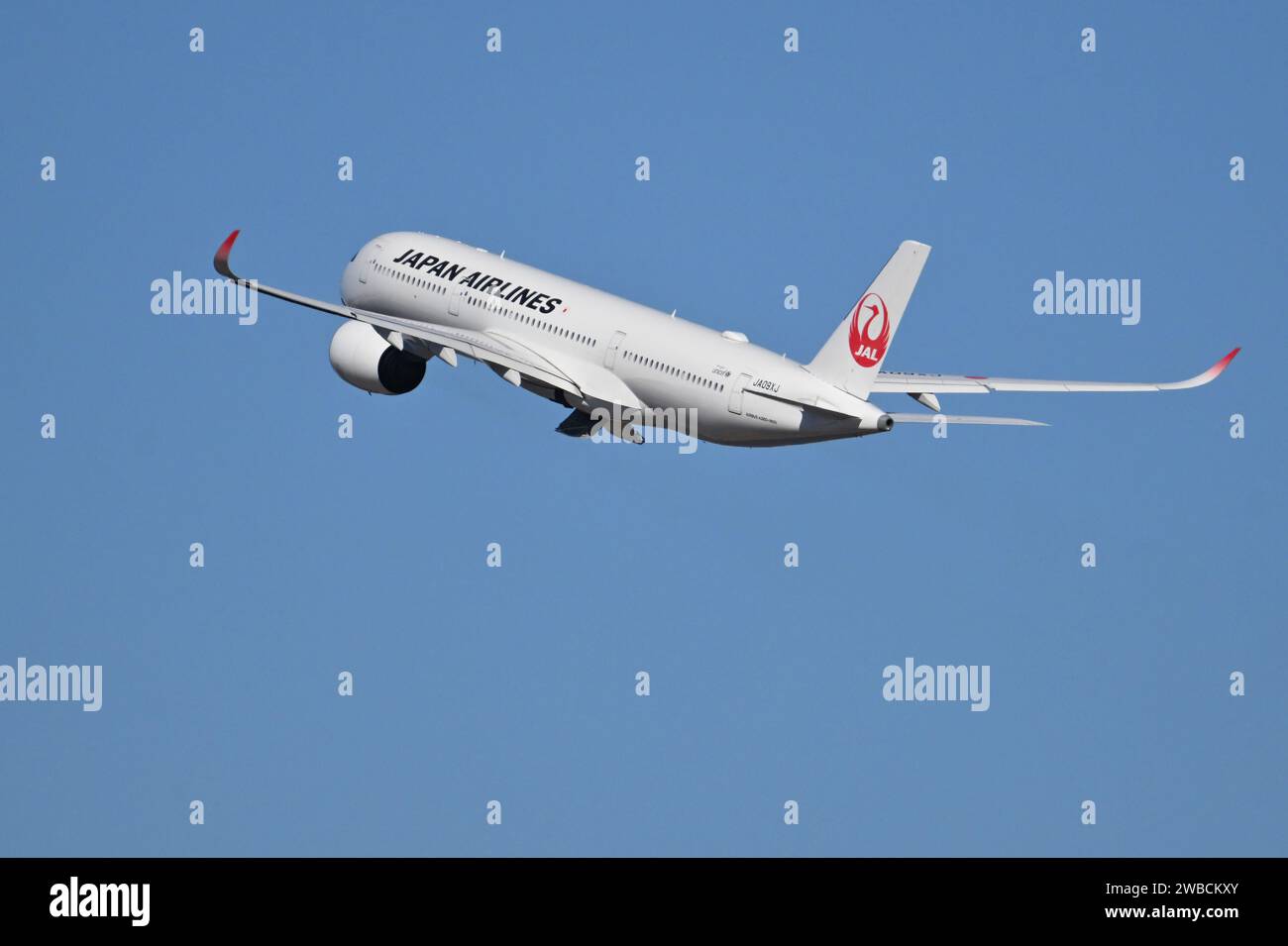Airbus A350-900 (reg. JA09XJ) of JAL flight JL513 to Sapporo New ...