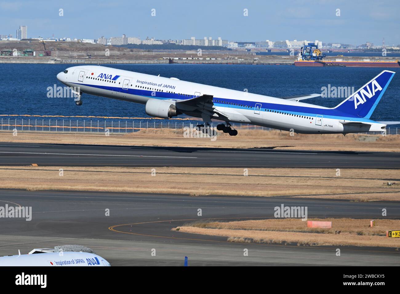 Boeing 777-300 (reg. JA751A) of ANA flight NH65 to Sapporo New Chitose ...