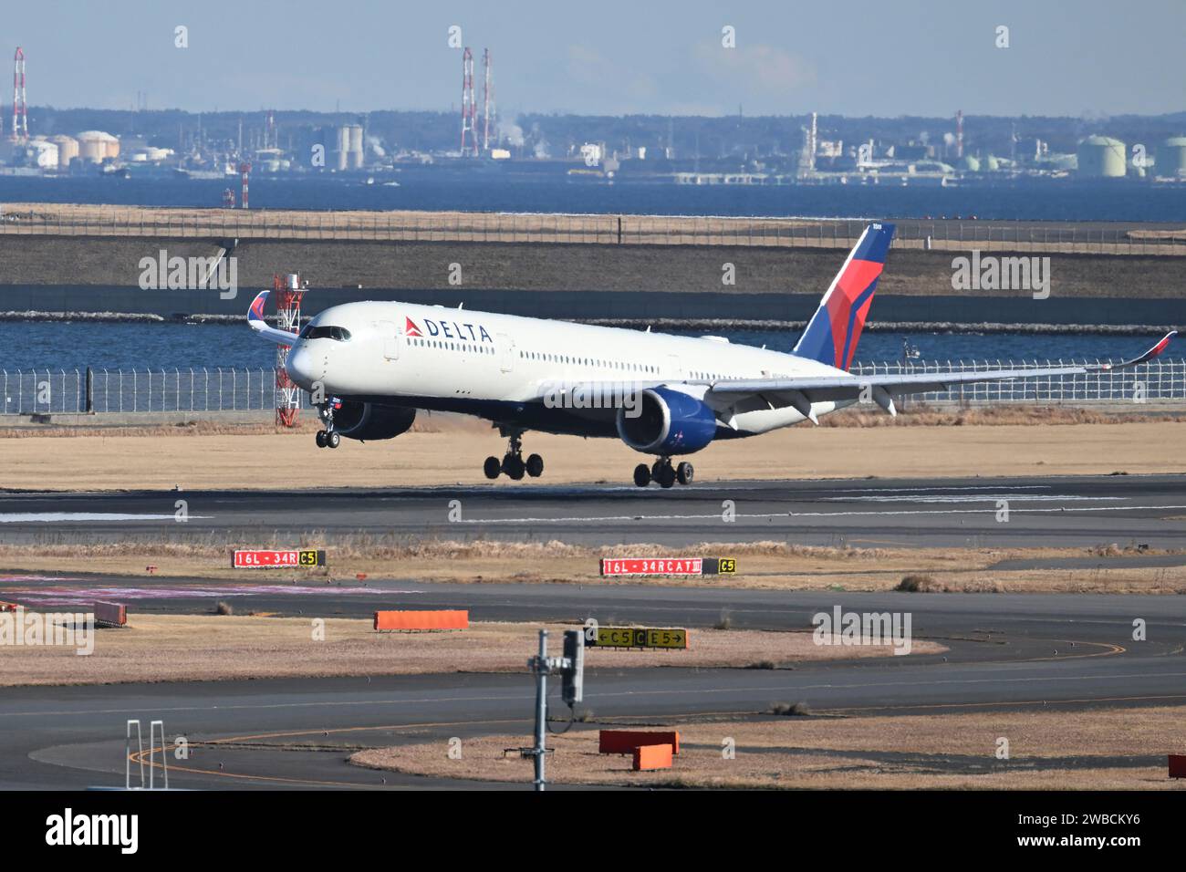 Delta a350 hi-res stock photography and images - Alamy
