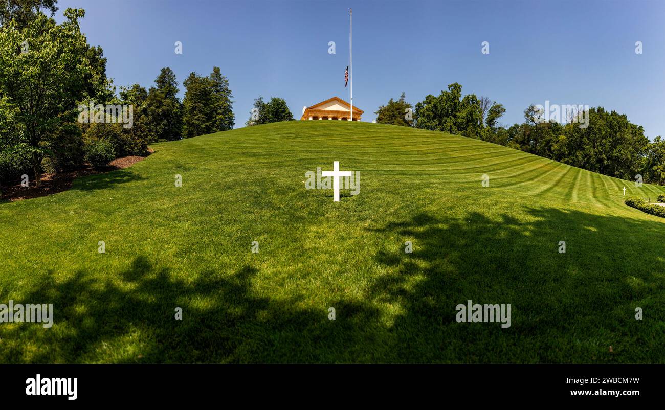 White cross with the house and cemetery of Arlington National Cemetery ...