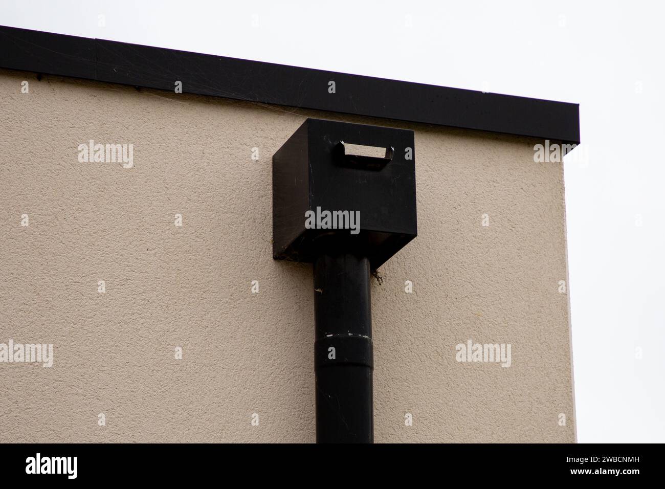 Box Rain Gutters corner of the house with flat roof with modern gutter ...