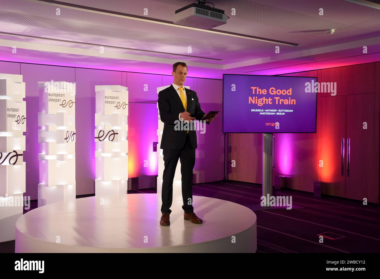 Dutch American comedian Greg Shapiro presenting the launch of the ...