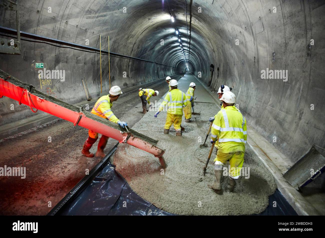 Construction workers pouring concrete slab hi-res stock photography and ...