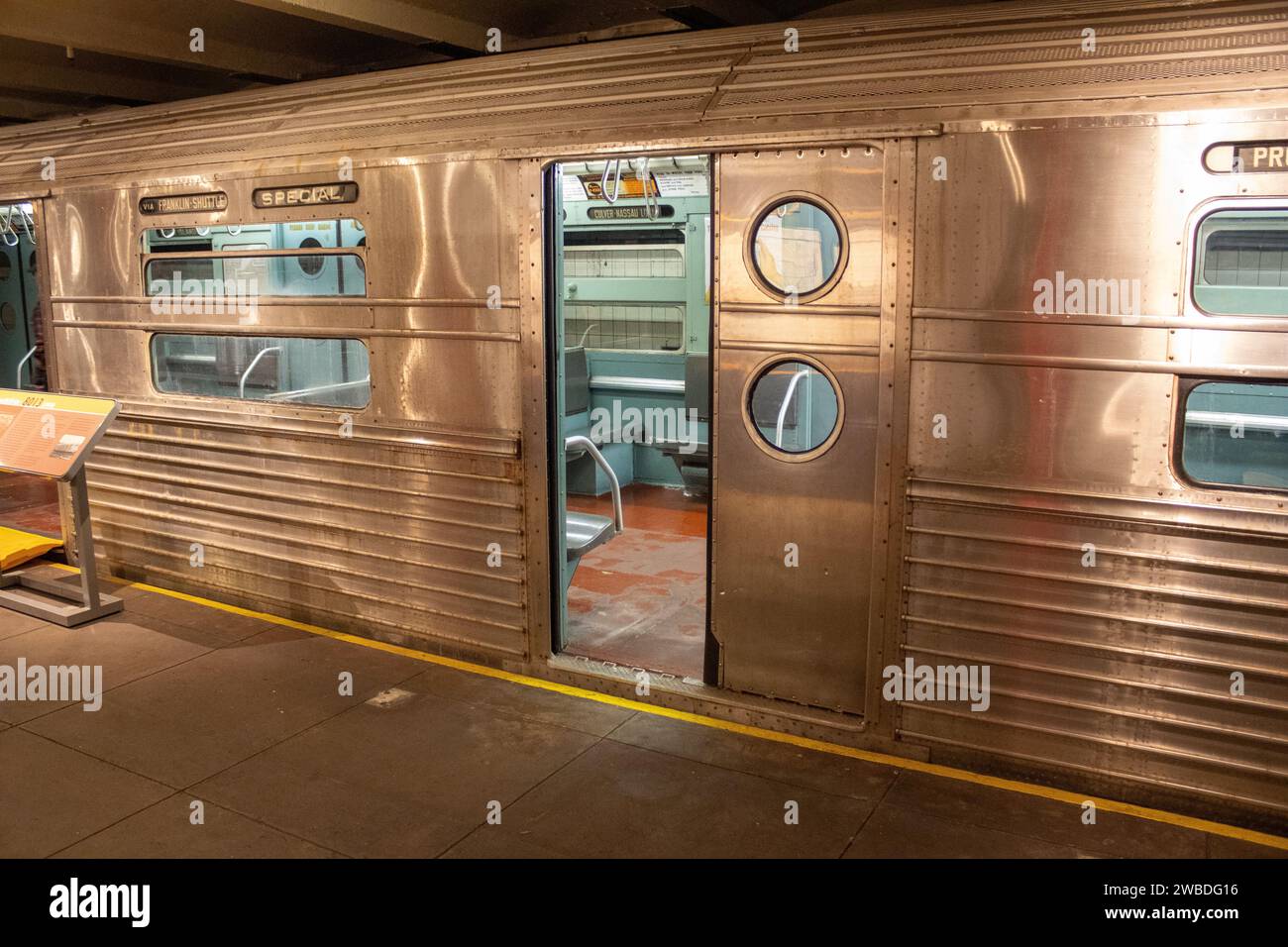 Open subway doors hi-res stock photography and images - Alamy