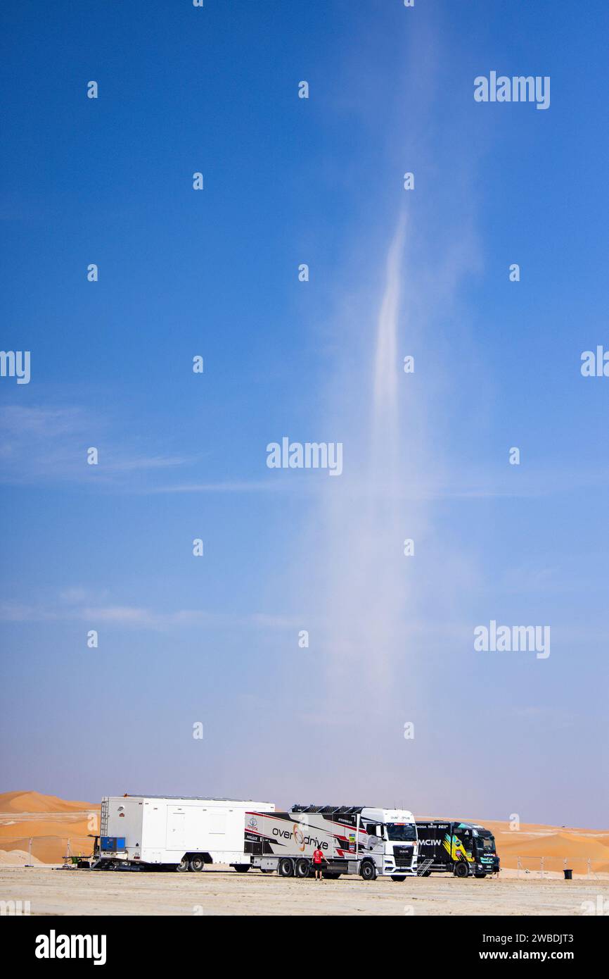Subaytah, Arabie Saoudite. 10th Jan, 2024. Sand tornado on the bivouac ...