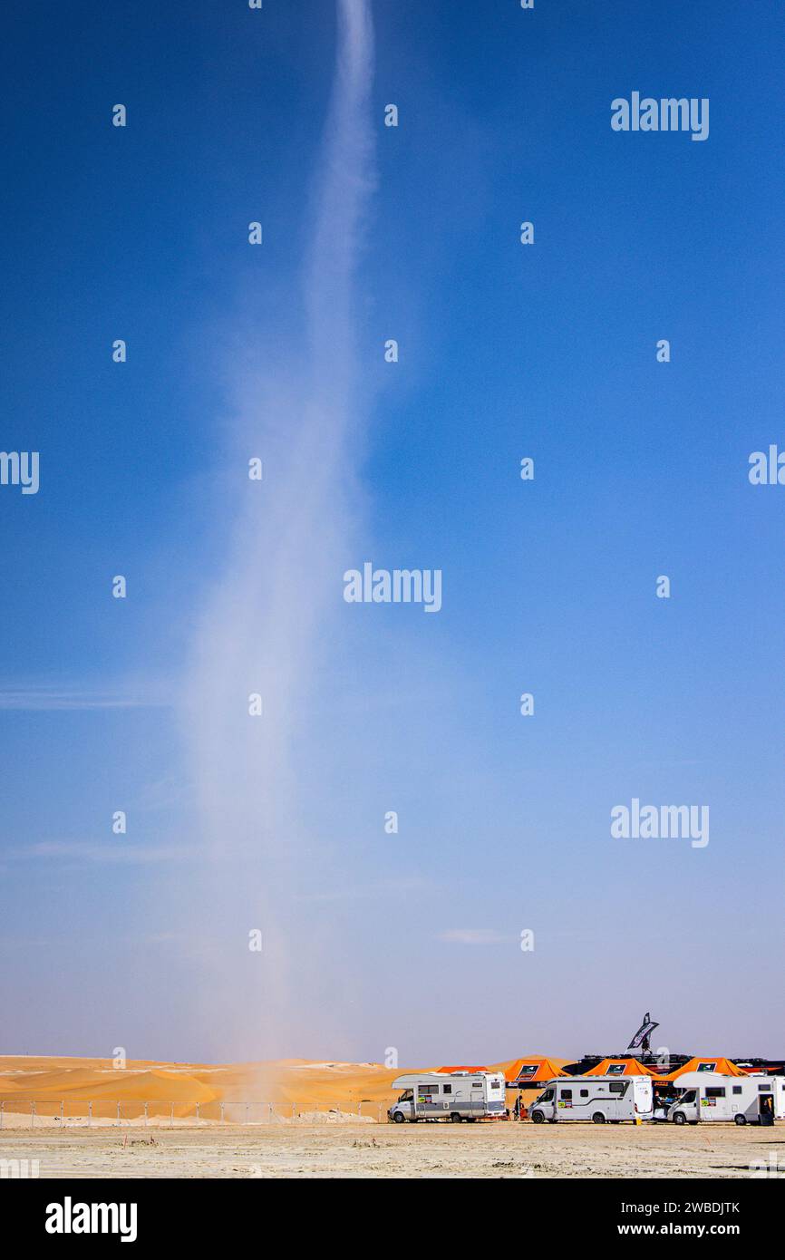 Subaytah, Arabie Saoudite. 10th Jan, 2024. Sand tornado on the bivouac ...