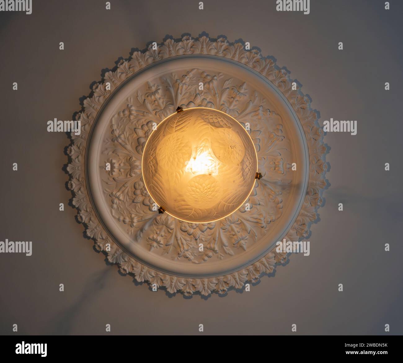 Lalique hanging light shade hi-res stock photography and images - Alamy