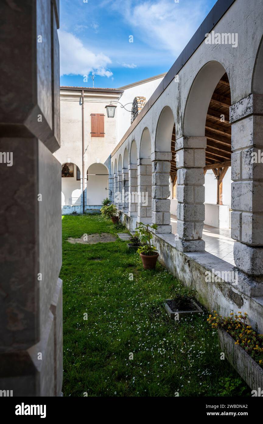 Architecture and art in the ancient fortified village of Valvasone ...