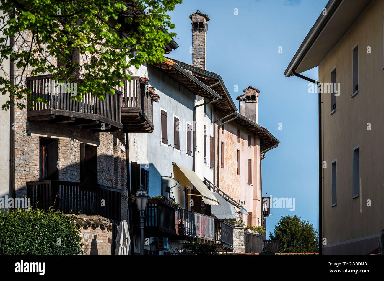 Architecture and art in the ancient fortified village of Valvasone ...