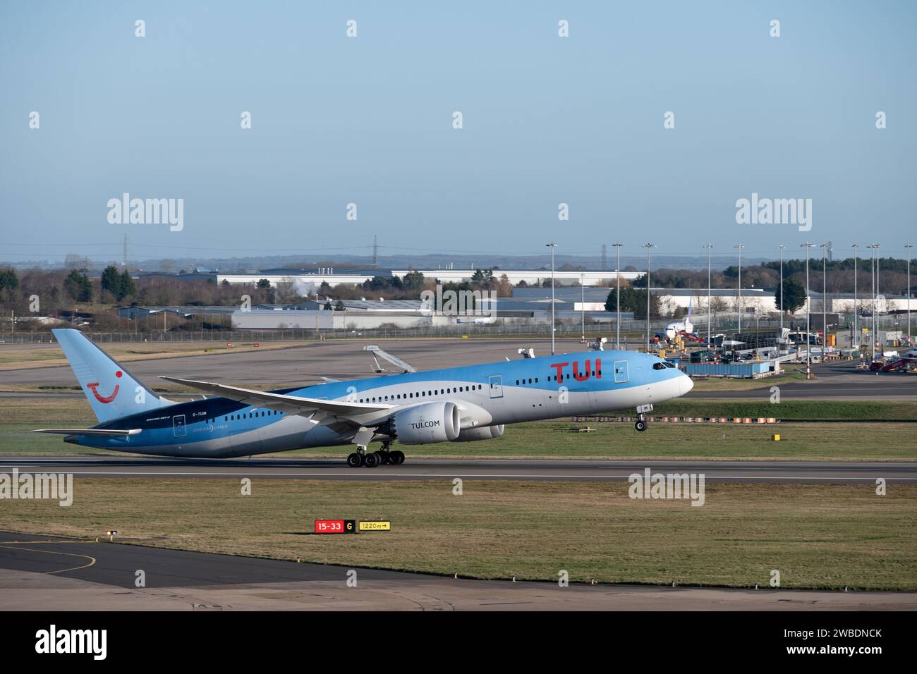 Boeing 787 taking off hi-res stock photography and images - Alamy