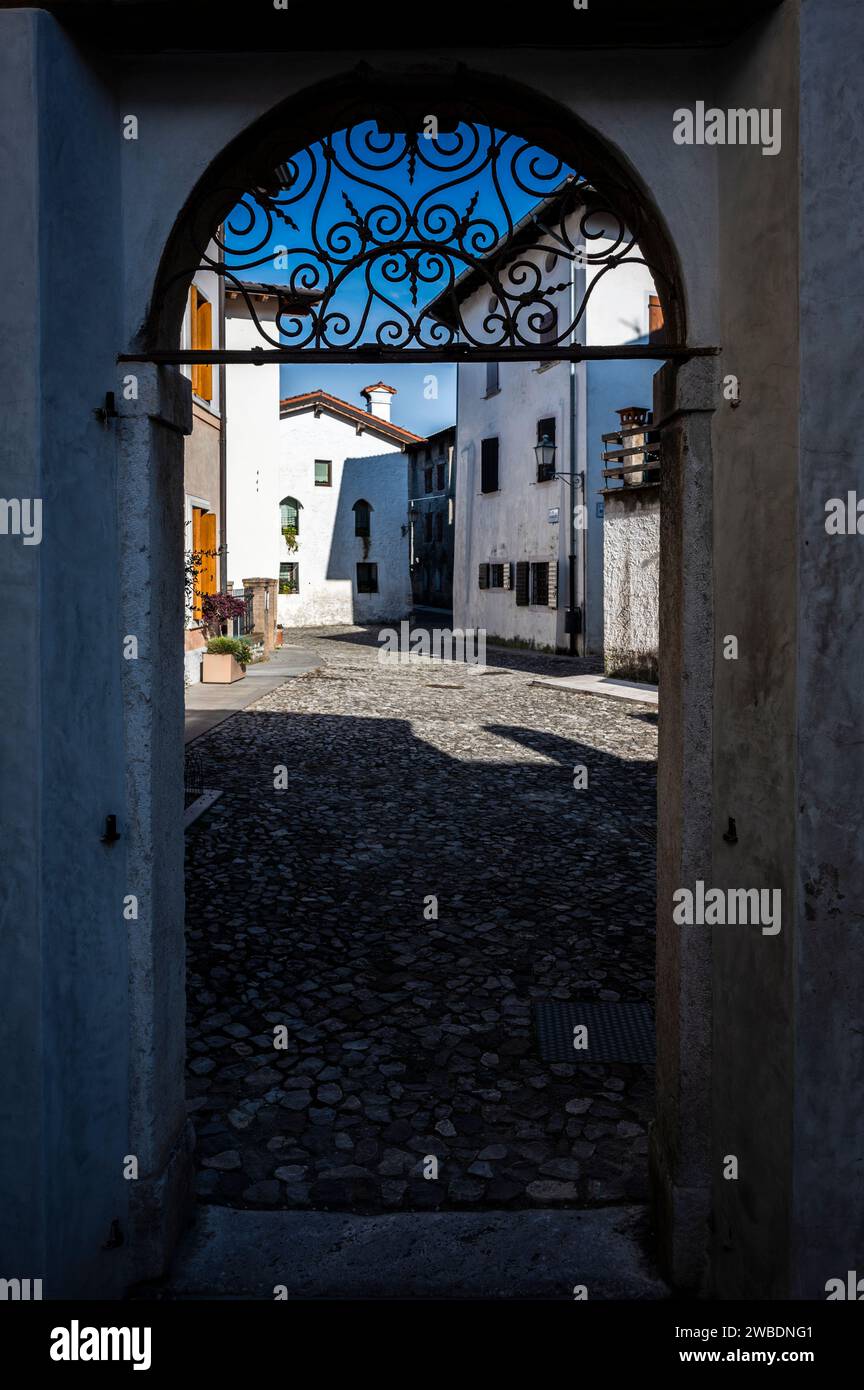 Architecture and art in the ancient fortified village of Valvasone ...