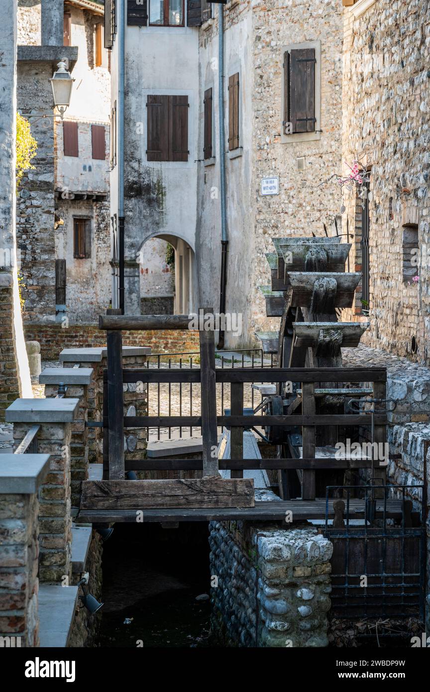 Architecture and art in the ancient fortified village of Valvasone ...