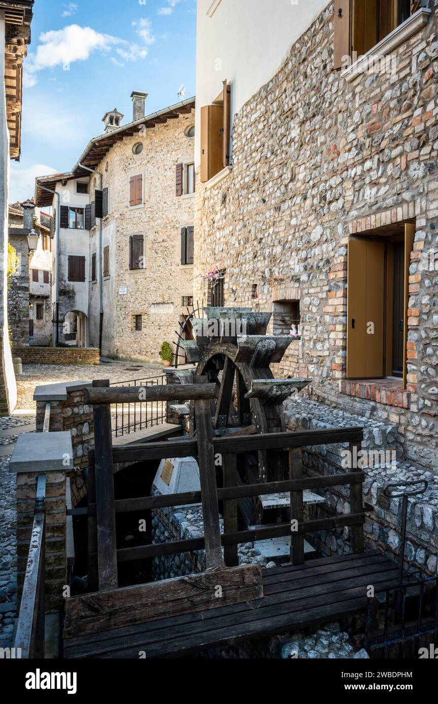 Architecture and art in the ancient fortified village of Valvasone ...