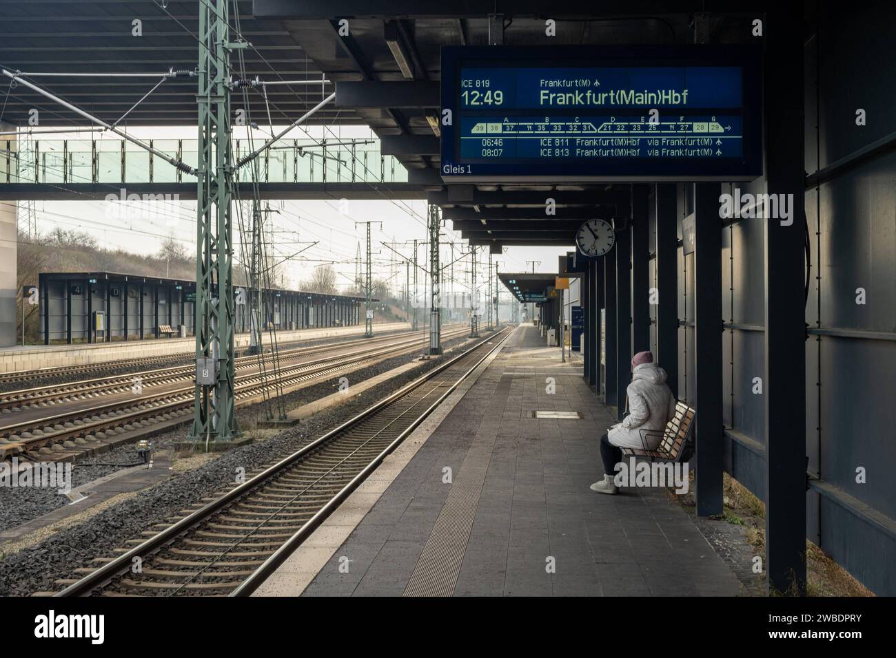 Frau am bahnsteig hi-res stock photography and images - Alamy