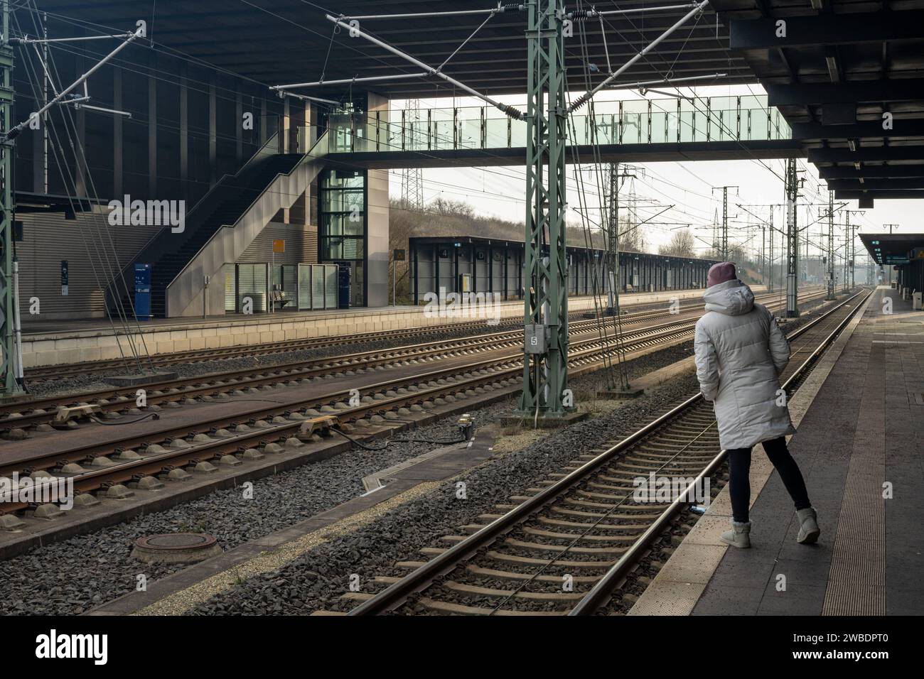 Frau am bahnsteig hi-res stock photography and images - Alamy