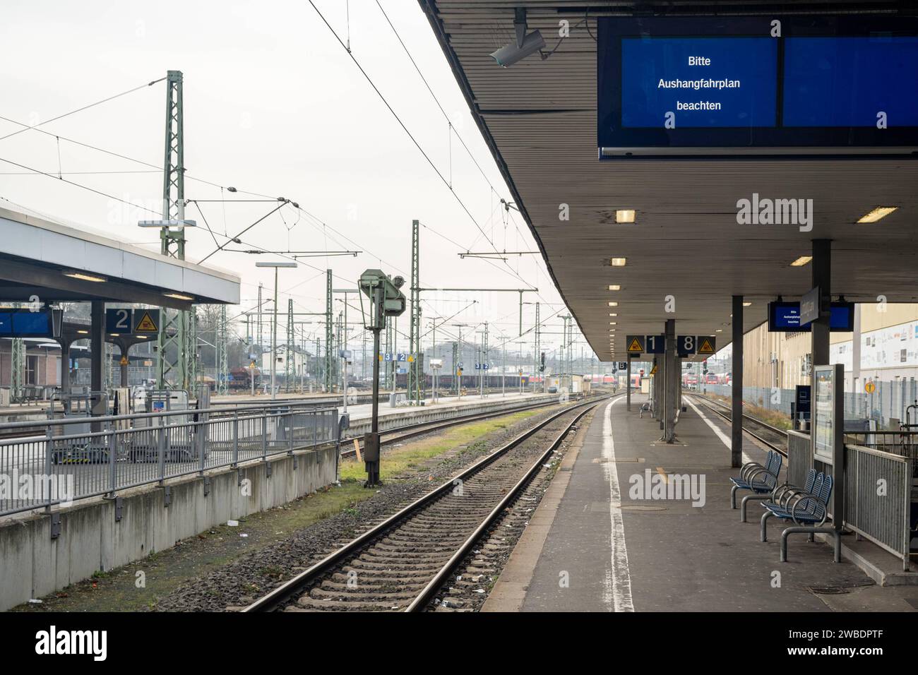 Leerer bahnsteig hi-res stock photography and images - Alamy