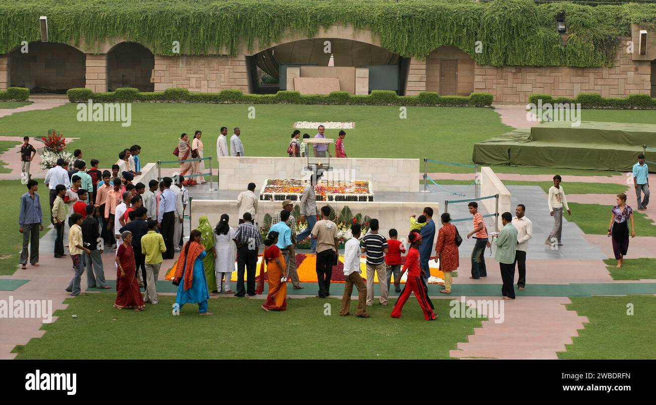 Image ©Licensed to Parsons Media. 01/10/2008. London, India. People pay ...