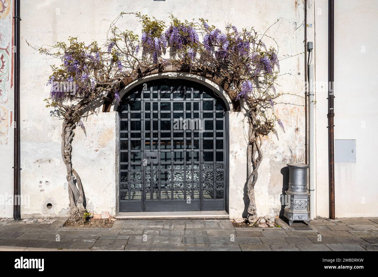 Architecture and art in the ancient fortified village of Valvasone ...