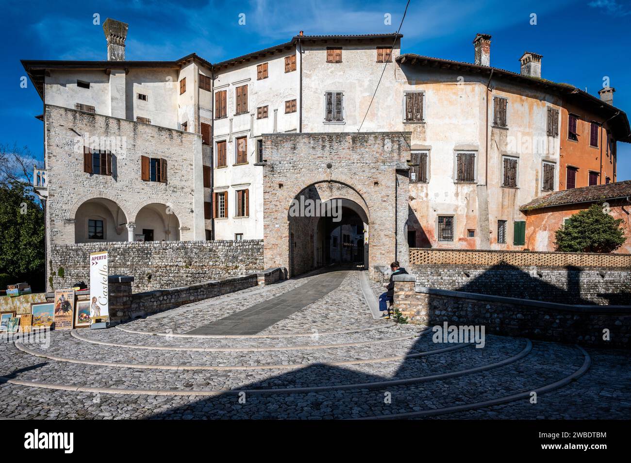 Architecture and art in the ancient fortified village of Valvasone ...