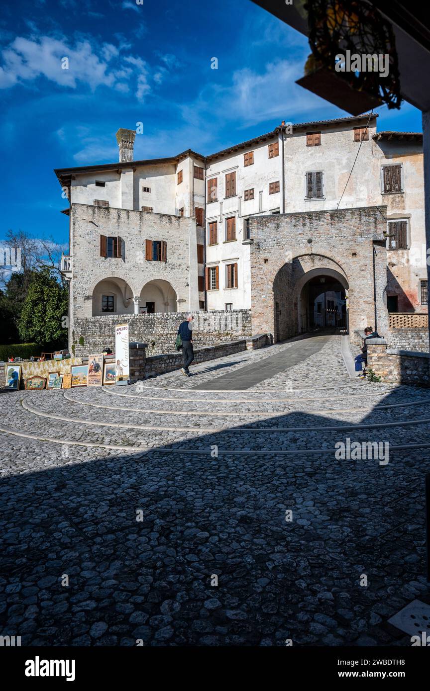 Architecture and art in the ancient fortified village of Valvasone ...