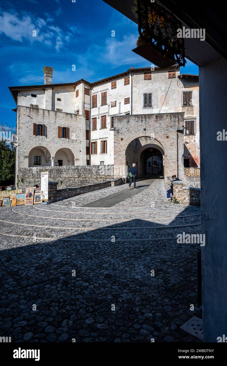 Architecture and art in the ancient fortified village of Valvasone ...