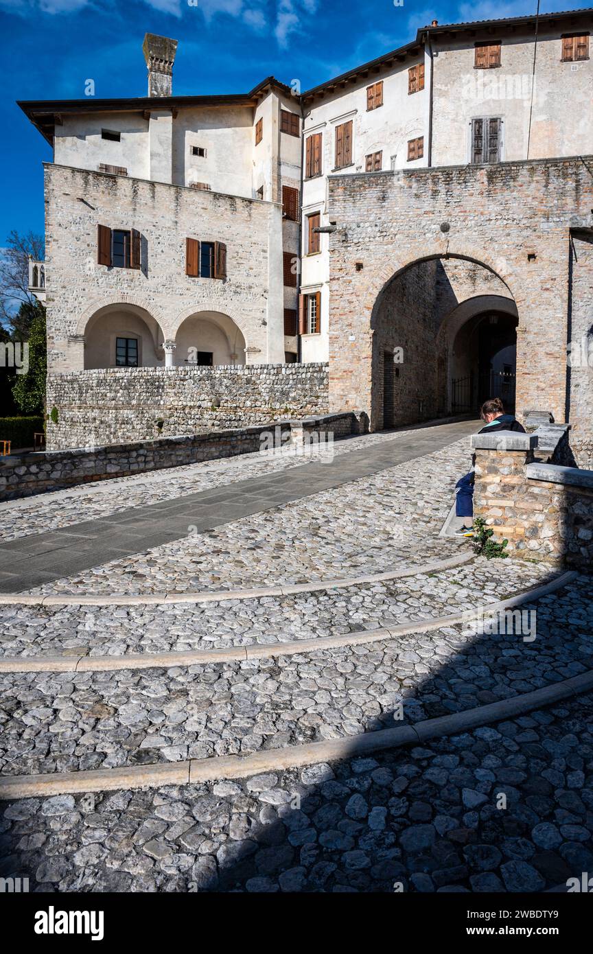 Architecture and art in the ancient fortified village of Valvasone ...