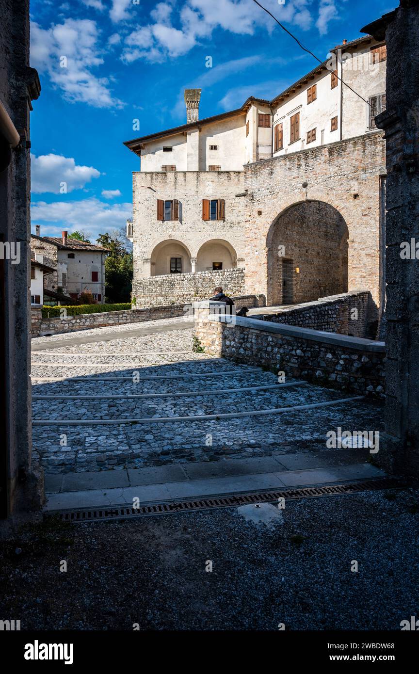 Architecture and art in the ancient fortified village of Valvasone ...