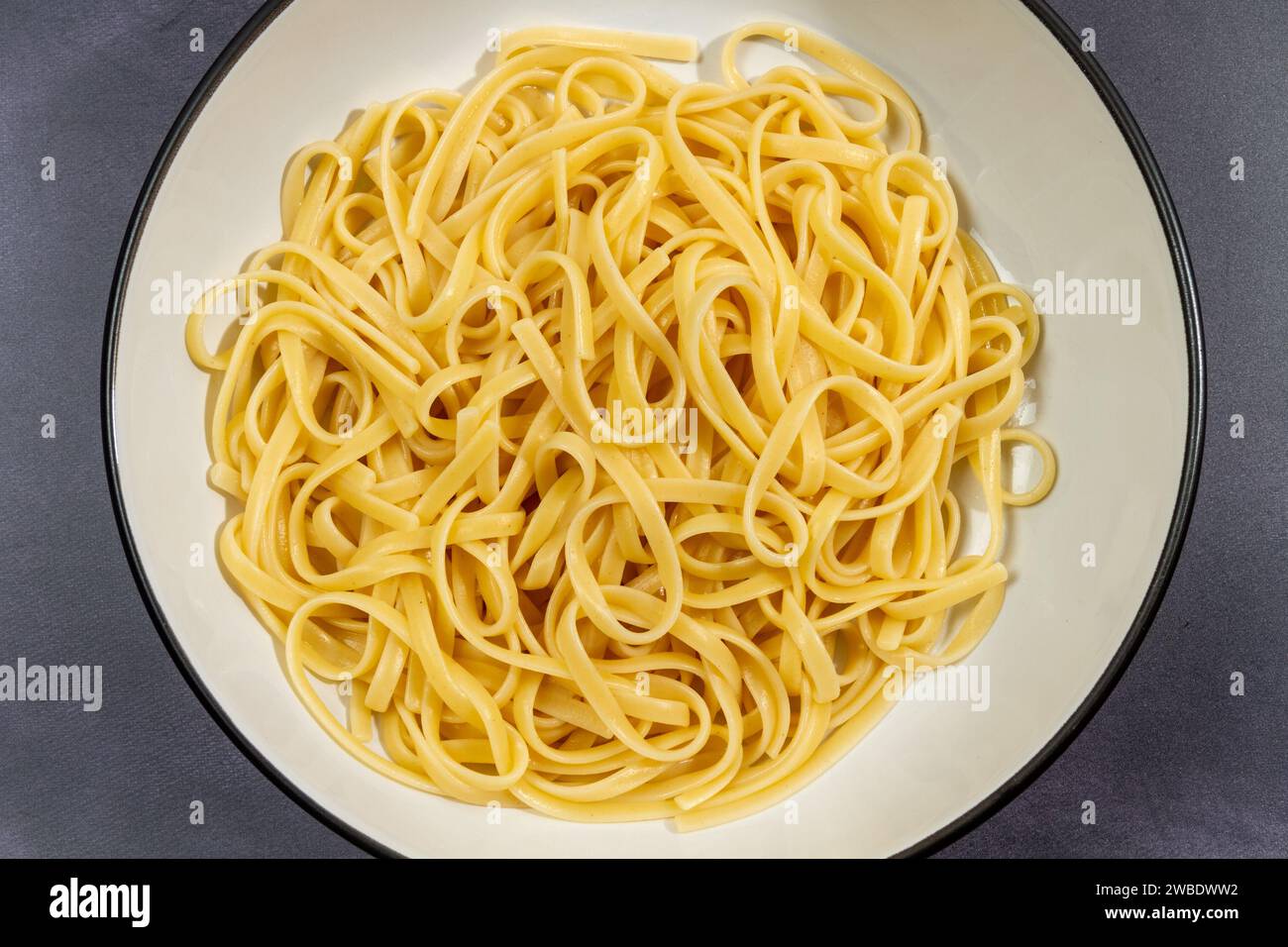 cooked Linguine in bowl Stock Photo - Alamy