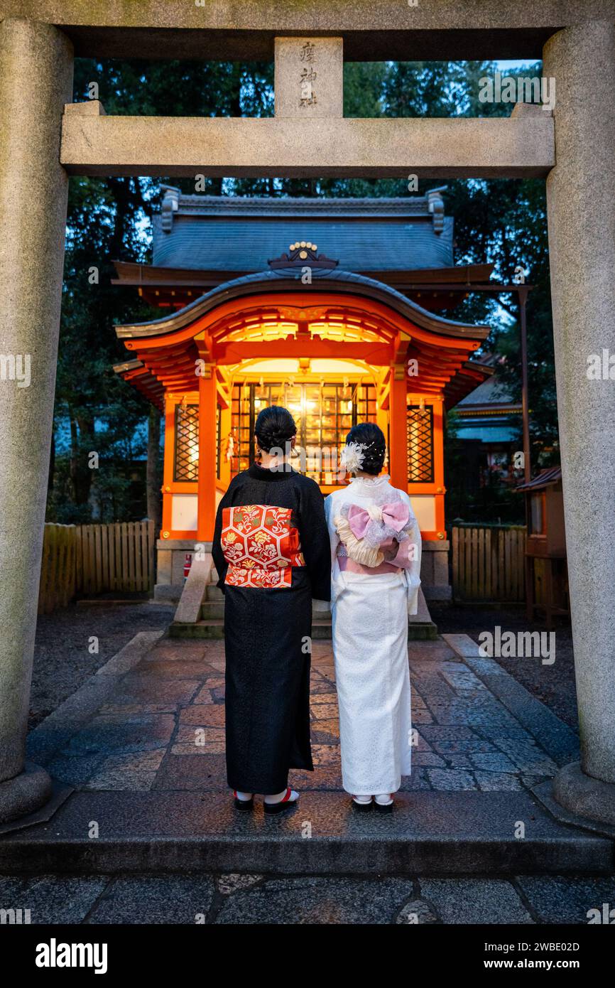 Japanese Female Kimono Portrait back view photography. Kyoto, Japan ...