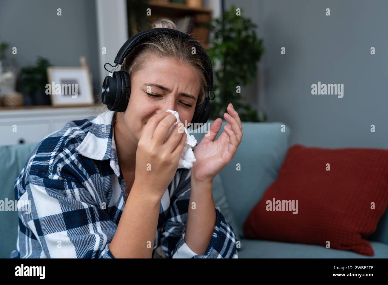 Person crying headphones hi-res stock photography and images - Alamy