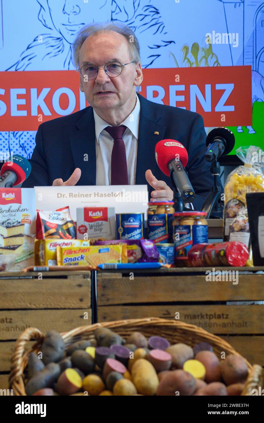 Magdeburg, Germany. 10th Jan, 2024. Reiner Haseloff (M, CDU), Minister ...