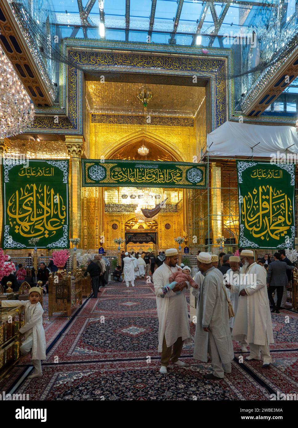 Bohra pilgrims at the Shrine of al-Abbas, Karbala, Iraq Stock Photo - Alamy